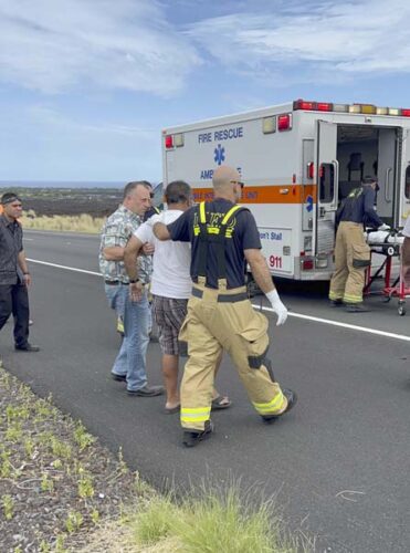 Hawaii’s governor, who is also a doctor, stops to help at site of ...